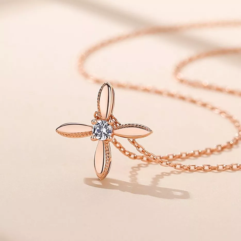 It's so beautiful.Four-leaf clover cross necklace | แกลเลอรีที่โพสต์โดย ...