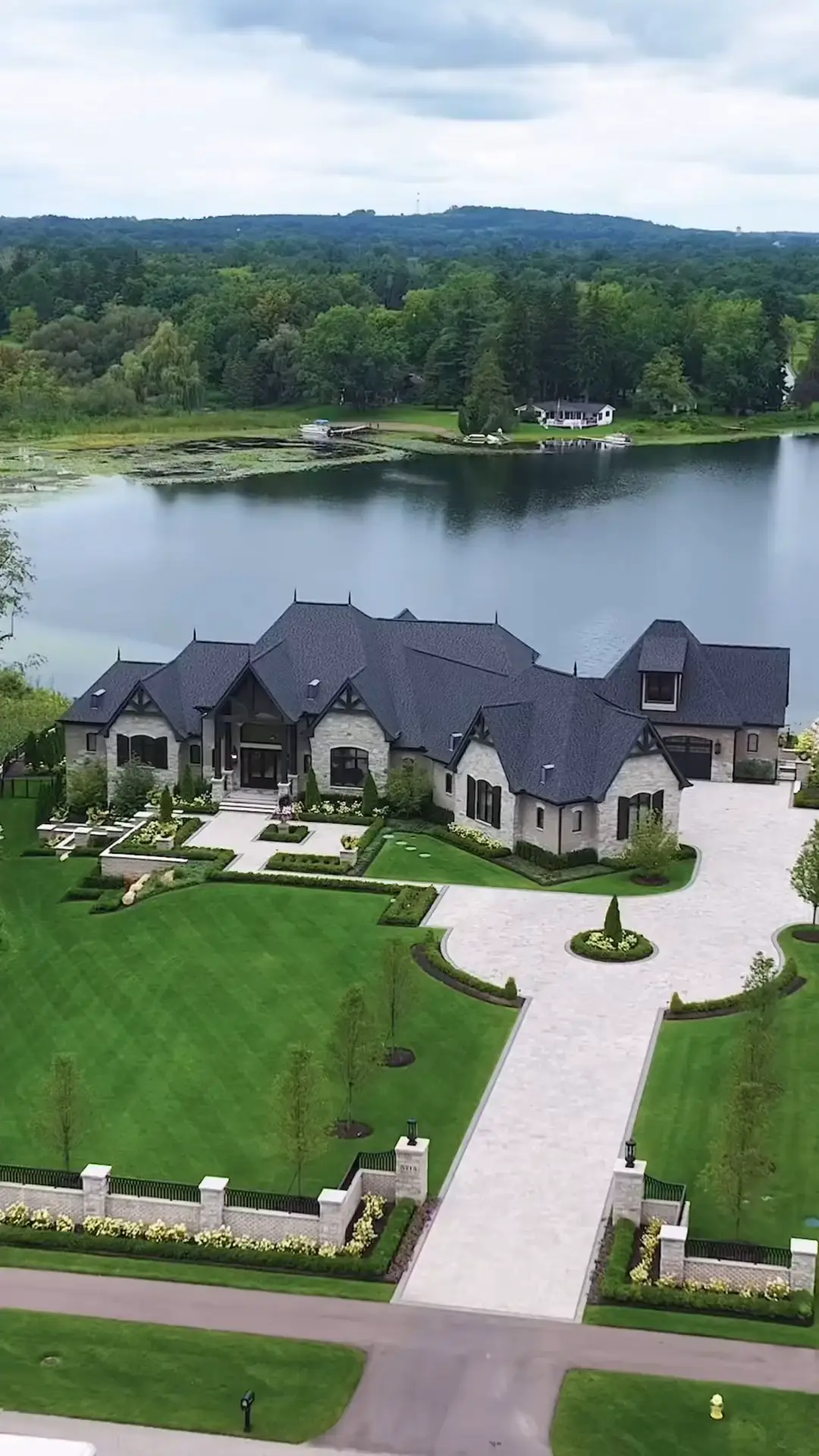 Mansion goals | วิดีโอที่เผยแพร่โดย 🏡HousingInfo | Lemon8