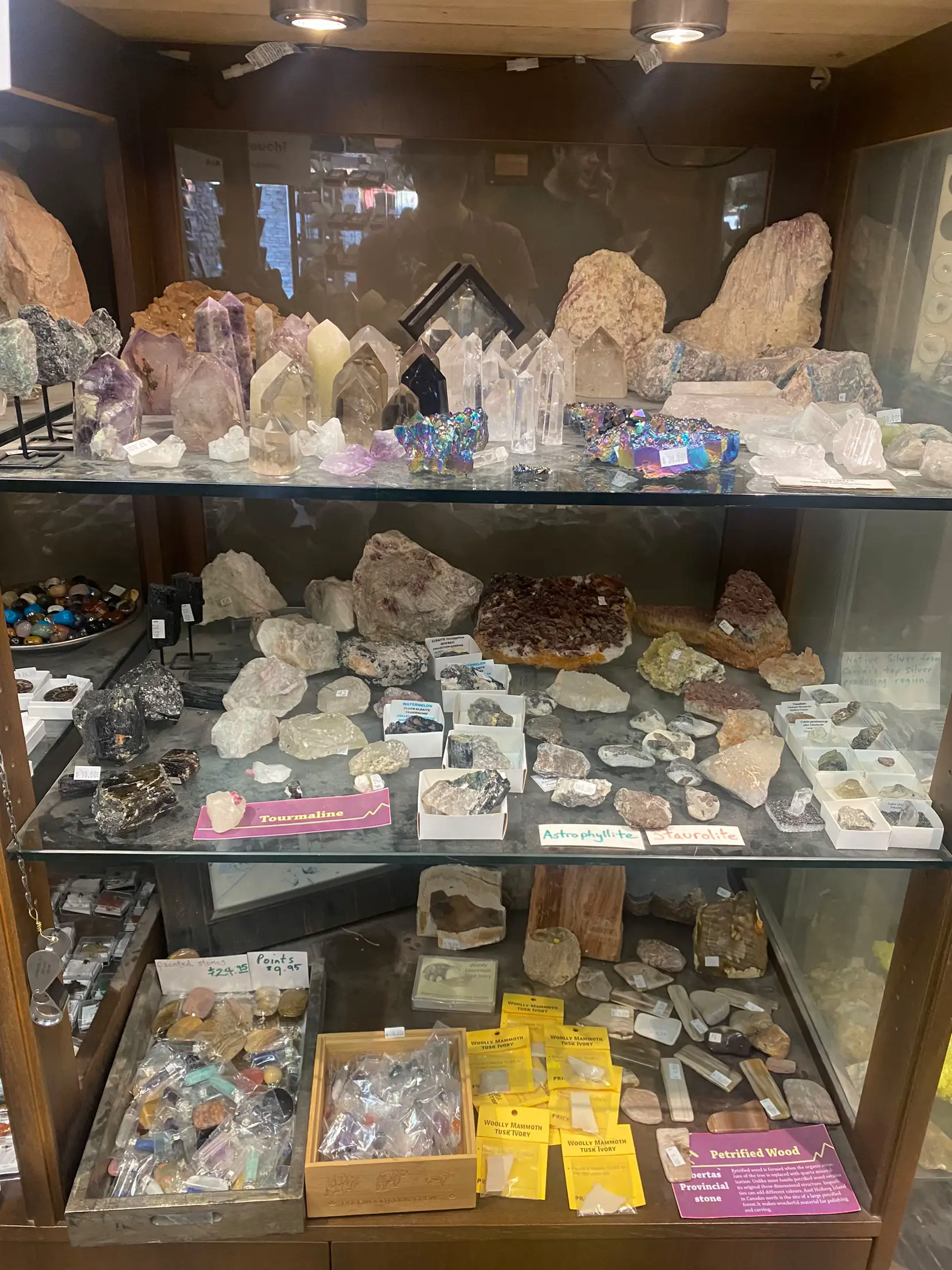 crystal stores 🔮💎 | แกลเลอรีที่โพสต์โดย shayna belle | Lemon8