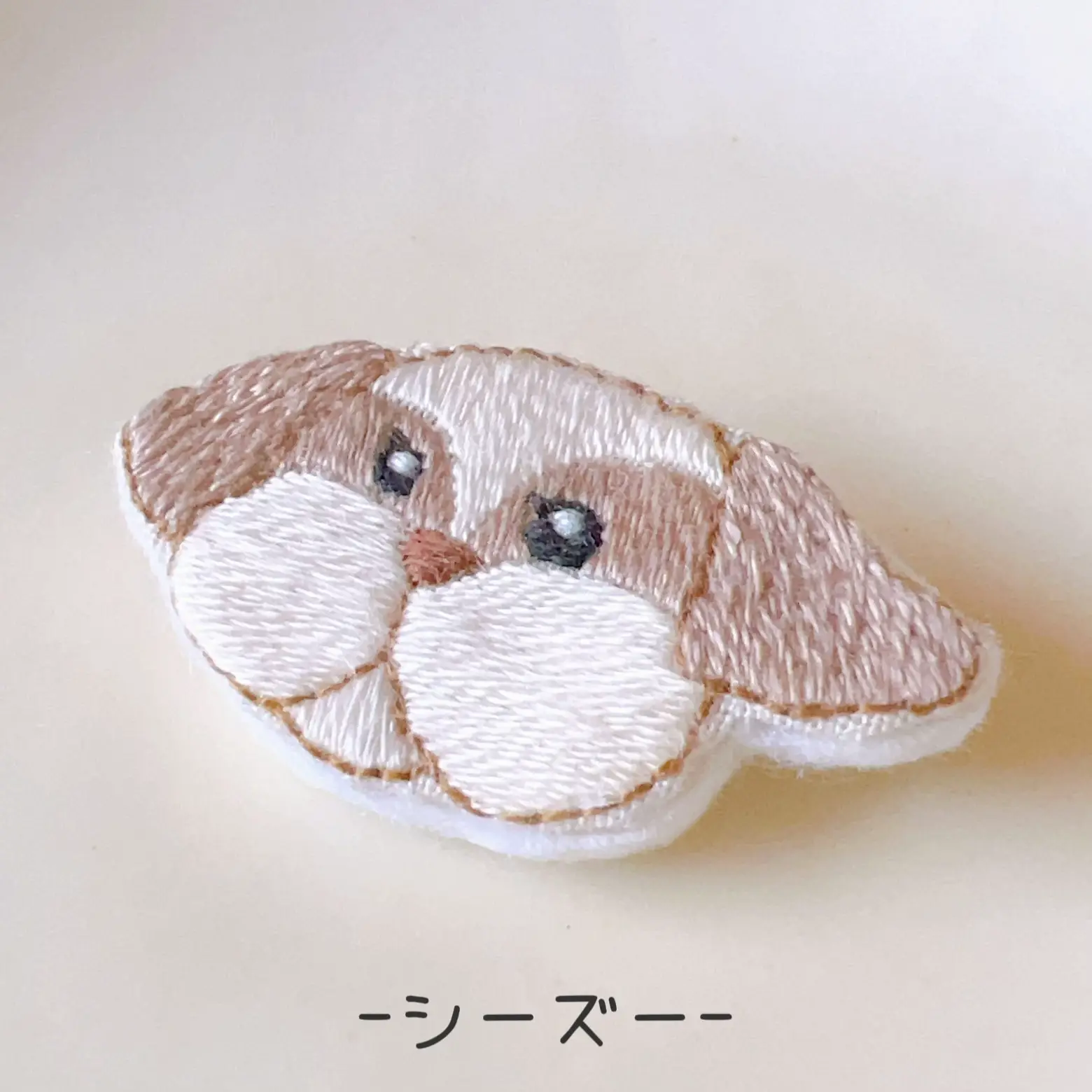 【刺繍ブローチ】小さくても目を惹く可愛いわんちゃん、猫ちゃん | bom bomが投稿したフォトブック | Lemon8