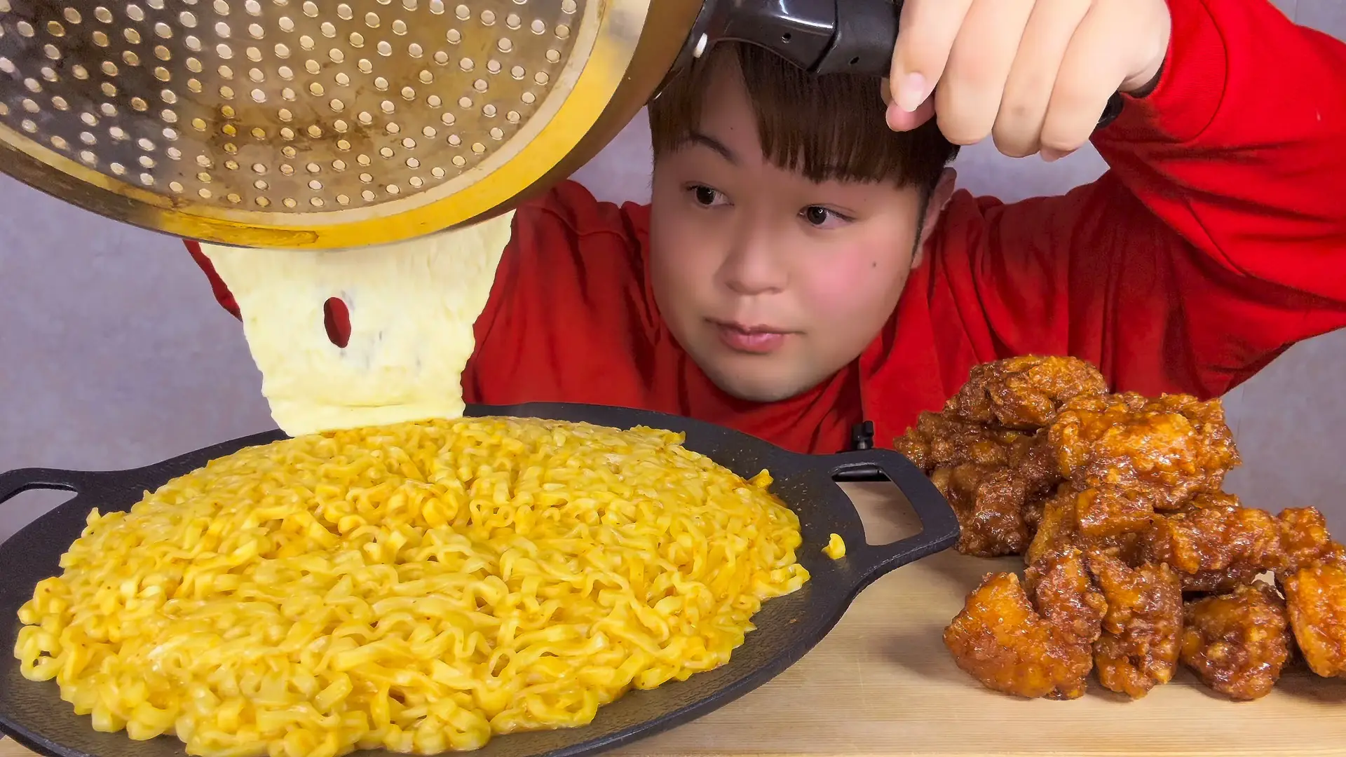 ポックンミョンとヤンニョムチキン【咀嚼音/Mukbang/Eating Sounds】 | KABU ASMRの投稿動画 | Lemon8