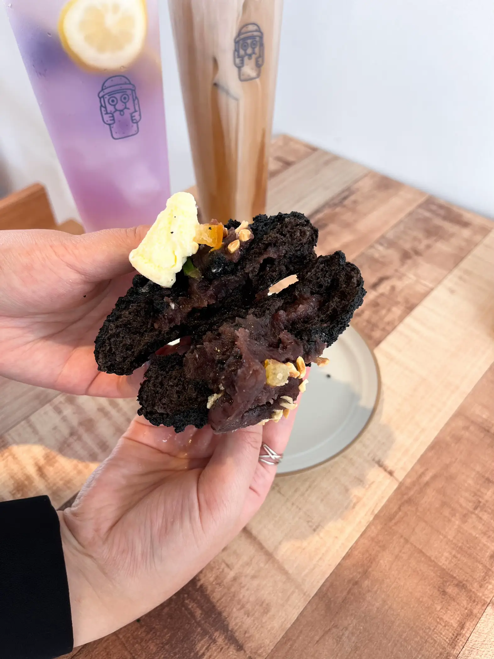 【850mlのメガドリンク！？😳】過去1大きいドリンク🥤のび〜るチーズのソボロパン🤤 | 🍨すみれが投稿したフォトブック | Lemon8