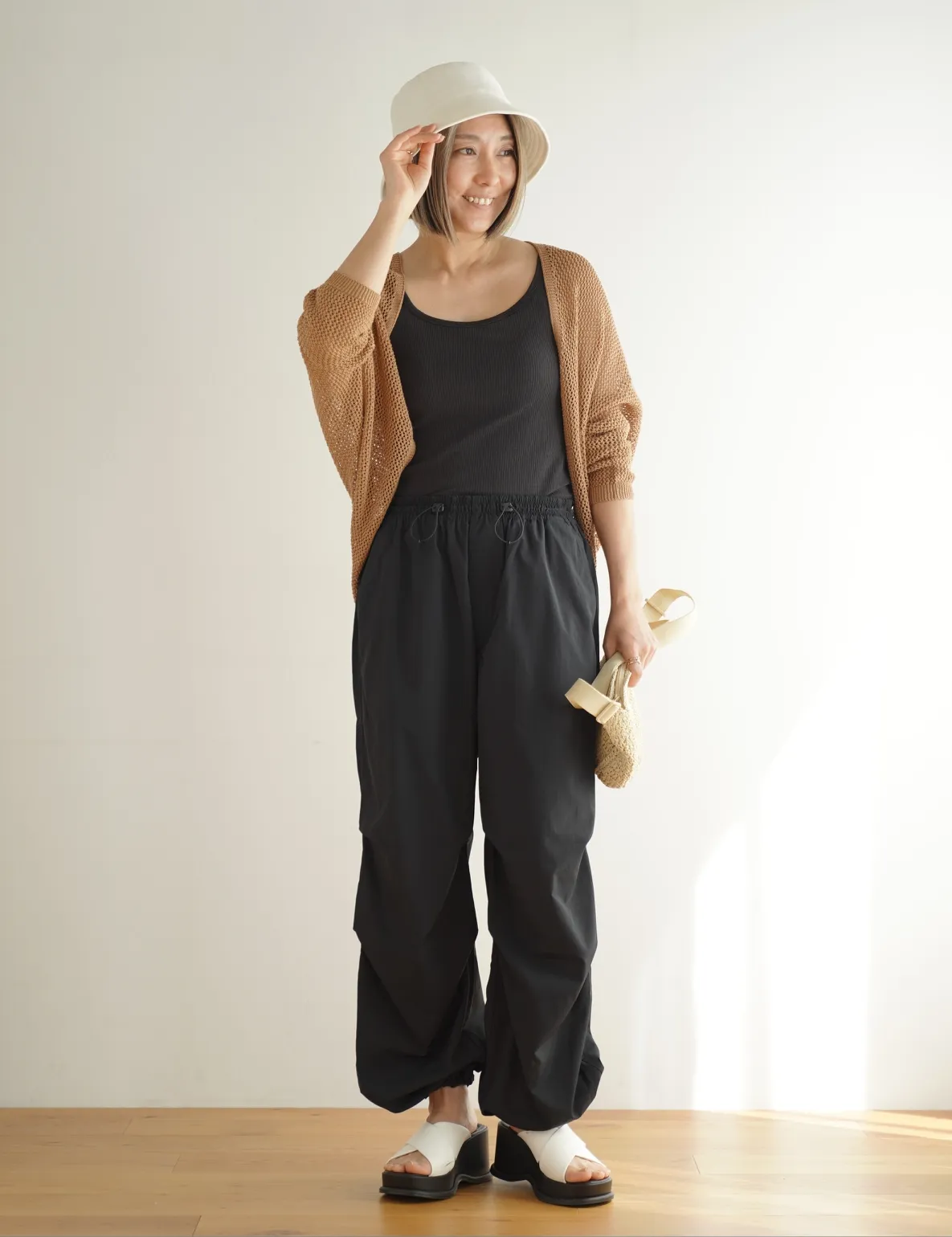 UNIQLO【大バズり中】パラシュートパンツ着まわし🖤 | 毎日UNIQLOママriSa.が投稿したフォトブック | Lemon8