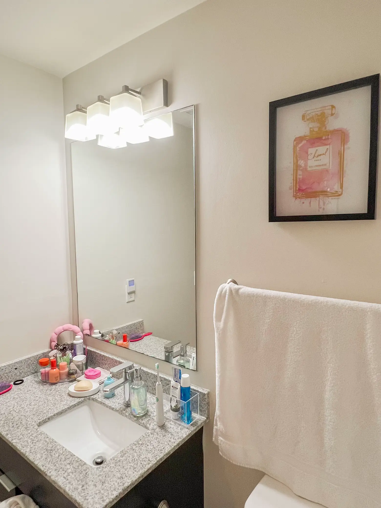 Apartment Inspo || College Apartment Decor🧡🪩⭐️🩷😚 | Gallery posted by Lassey Dawg🫶🏼 | Lemon8