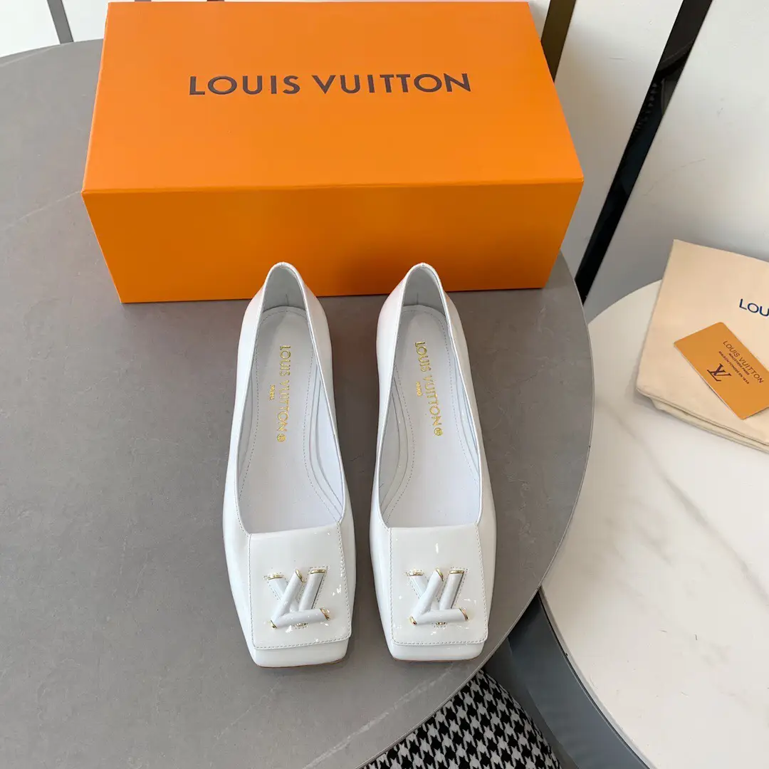 Lv White leather shoes，A creamy color.🤍🤍🤍 | Gallery posted by Lisa💖 ...