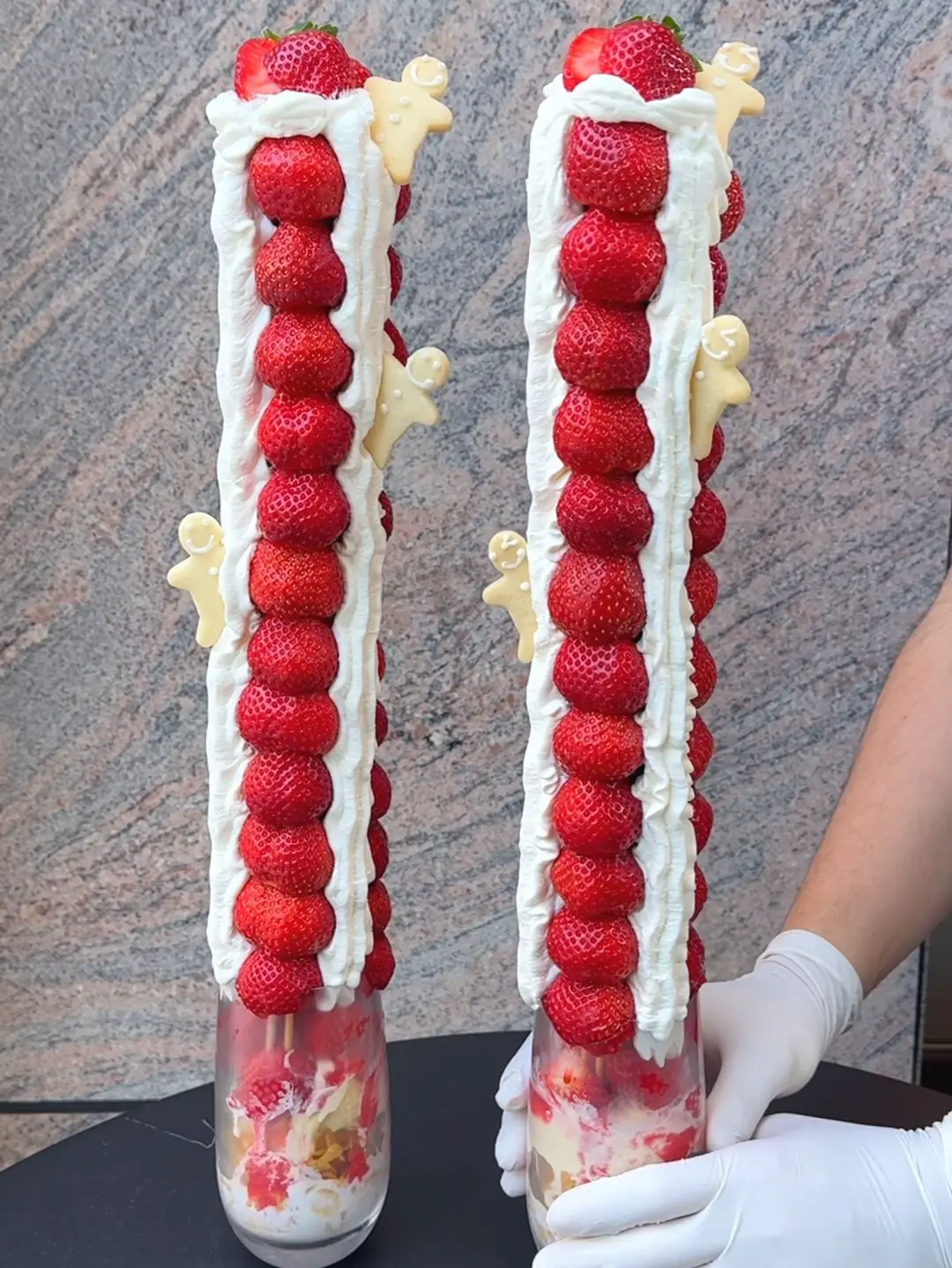 日本一大きい特大いちごパフェ The largest strawberry parfait 🍓🗼 | MOGUMOGU FOODの投稿動画 ...
