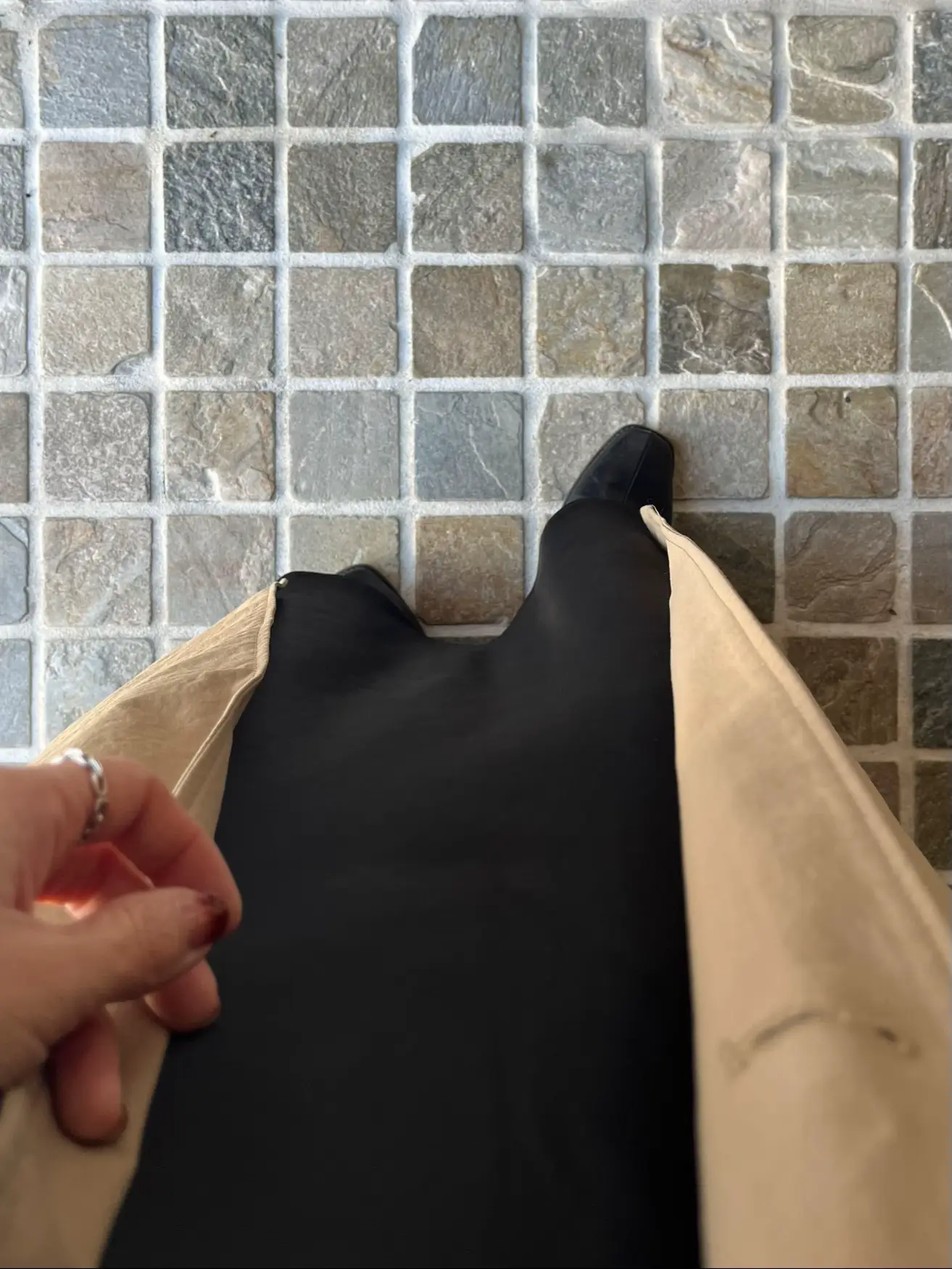 เทรนช์โค้ท × สายถักสีเทา | แกลเลอรีที่โพสต์โดย tomo. | Lemon8