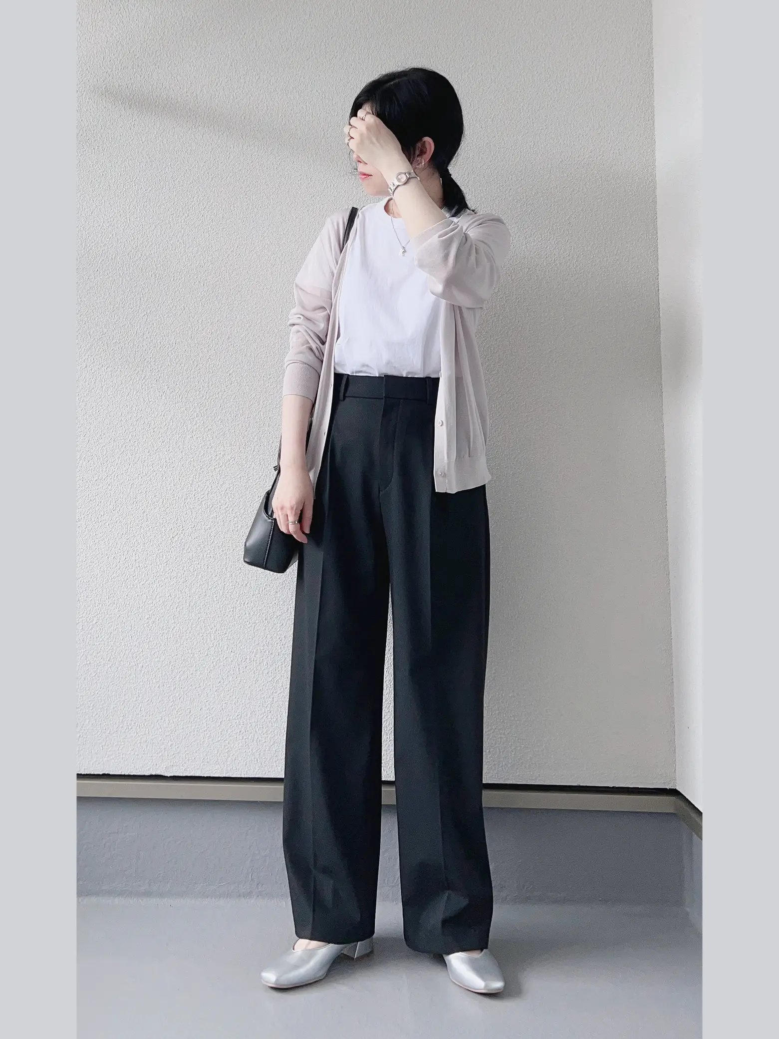 วิธีการสวมใส่ T สีขาวคลาสสิก? UNIQLO คอกลม T🌟 | แกลเลอรีที่โพสต์โดย haru | Lemon8