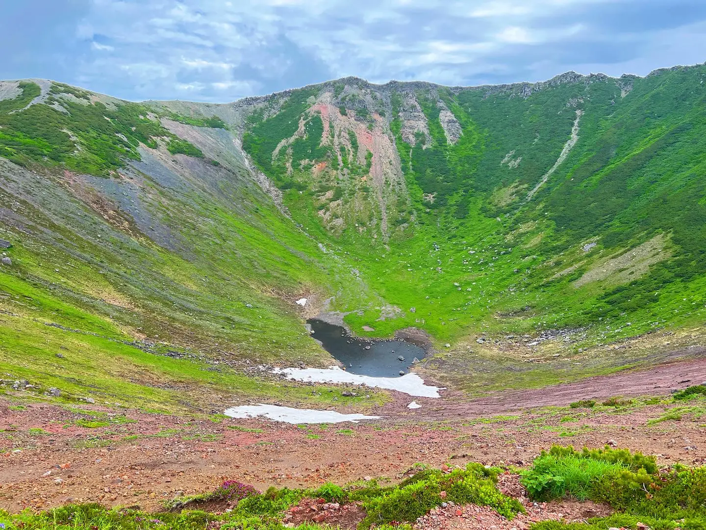 大迫力の火口。羊蹄山山頂。 | aryuaryuが投稿したフォトブック | Lemon8