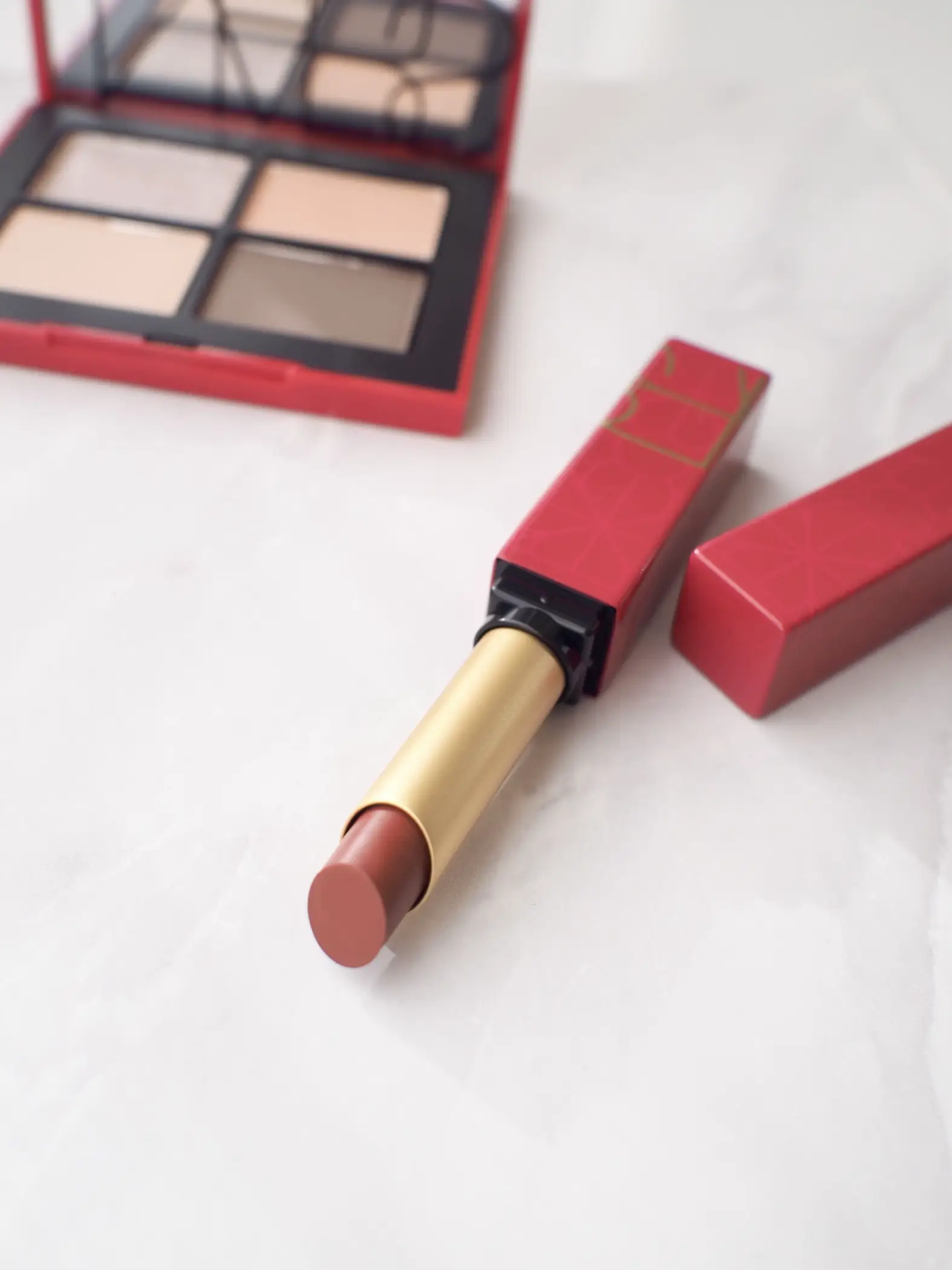 อายแชโดว์และลิป⛩️ที่ใช้งานง่าย NARS เครื่องสำอางปีใหม่ | แกลเลอรีที่โพสต์โดย miyuki.A | Lemon8