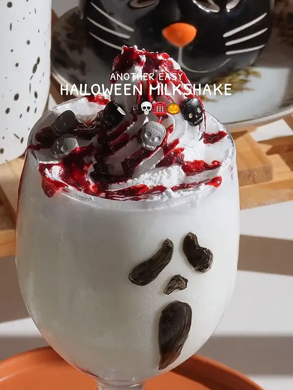 another easy spooky milkshake idea💀🎃 | Video published by nanapastries🎃 ...