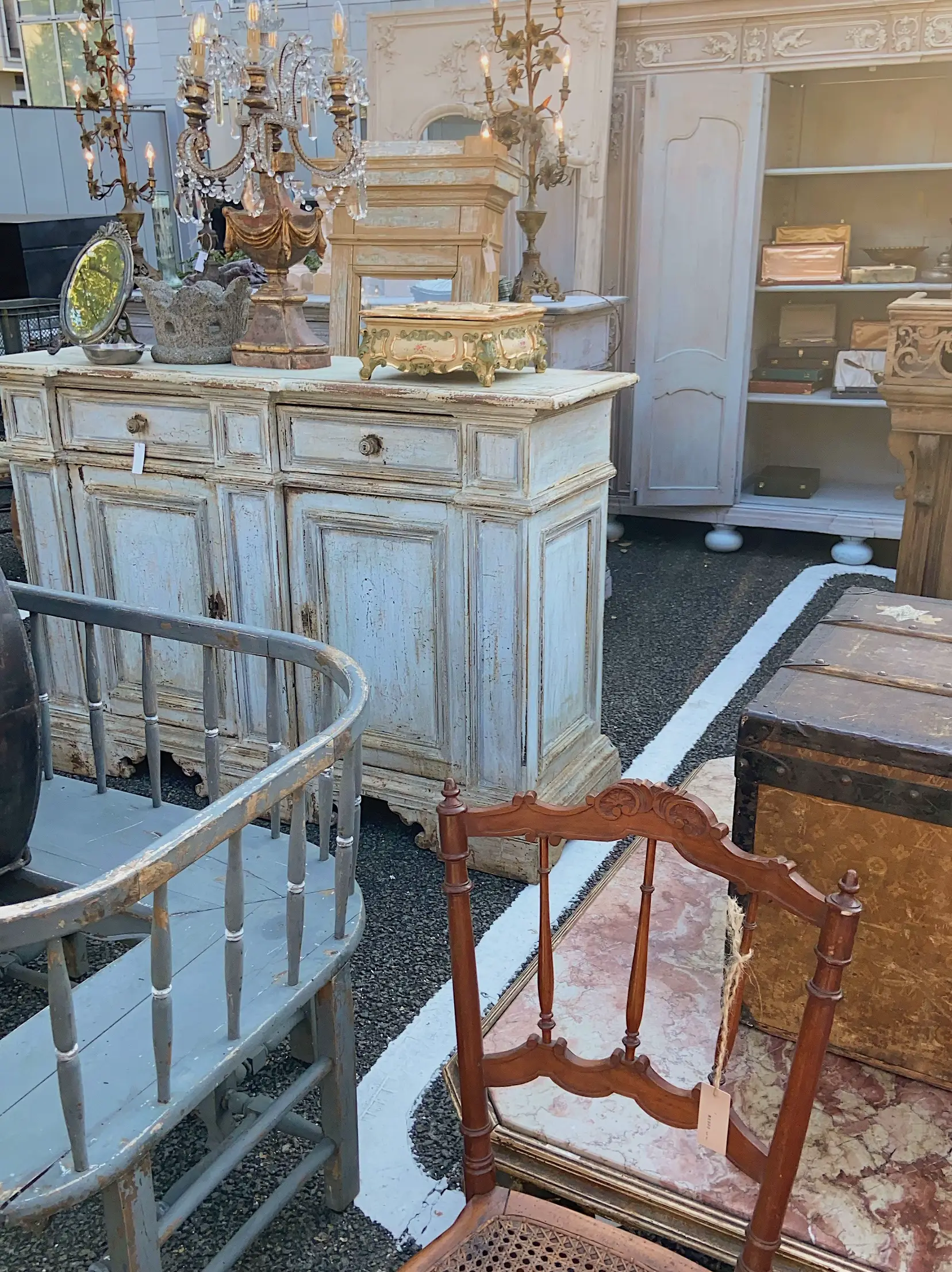 Life Guide ② 】 Antiques in life. Daikanyama flea market where you can meet good old things🎪 ...