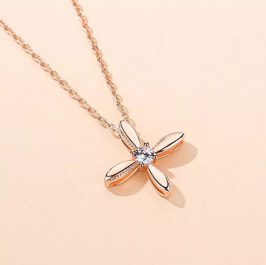 It's so beautiful.Four-leaf clover cross necklace | แกลเลอรีที่โพสต์โดย ...