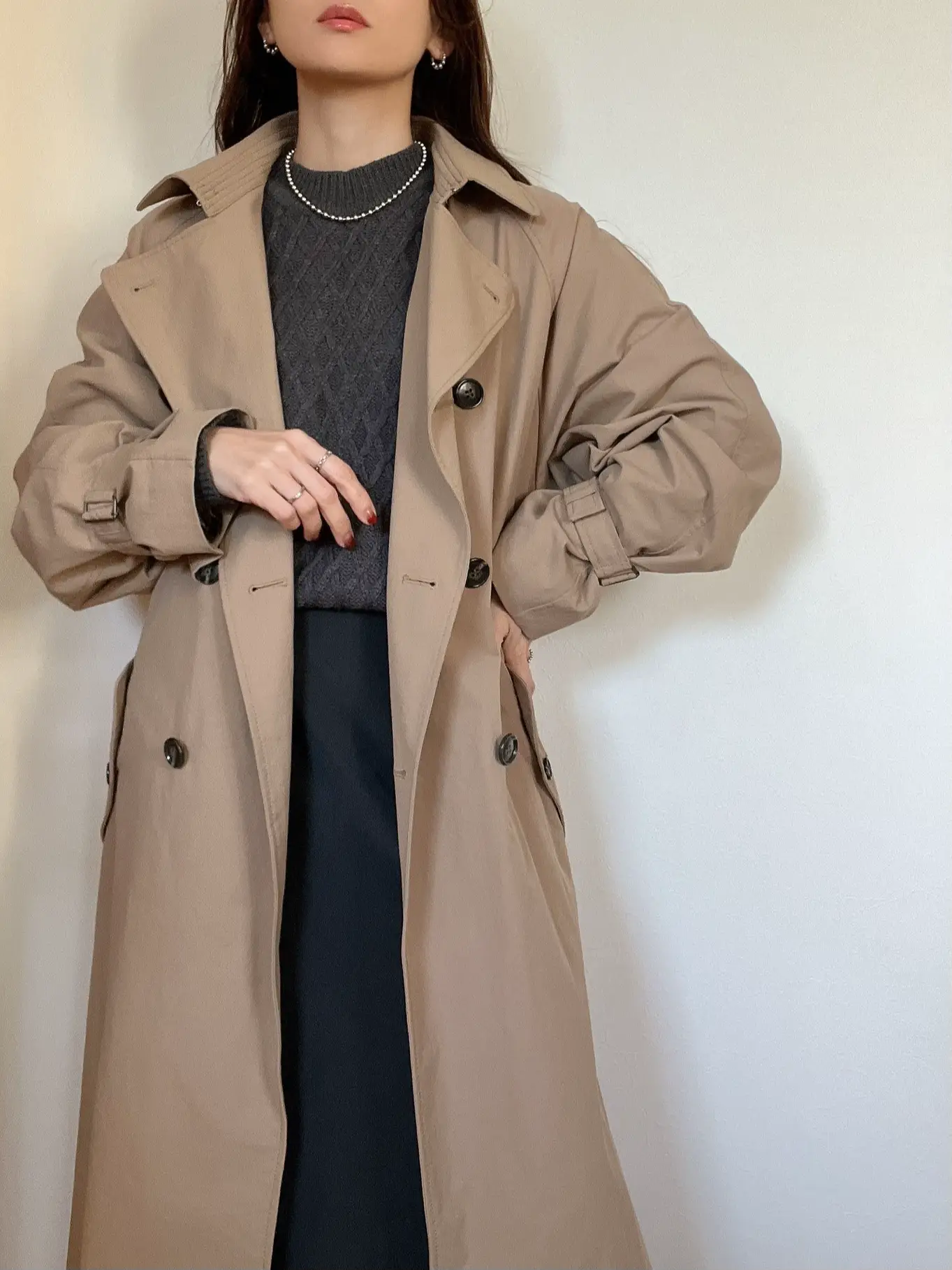 เทรนช์โค้ท × สายถักสีเทา | แกลเลอรีที่โพสต์โดย tomo. | Lemon8