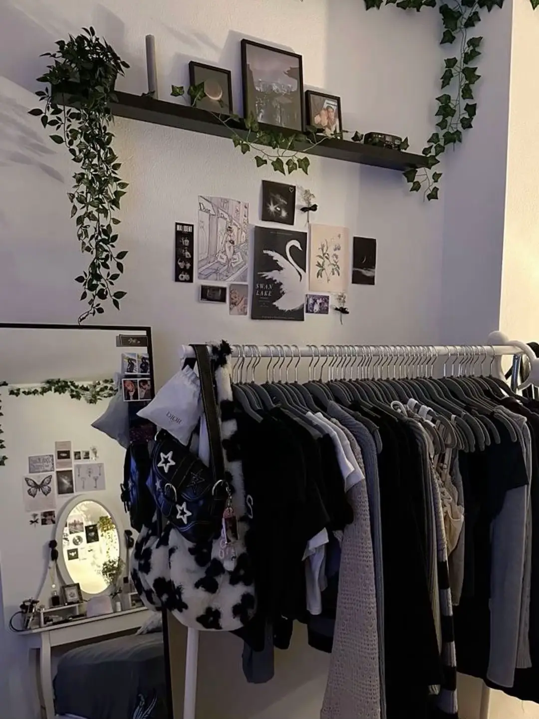 Room inspo🍃🖤 | Gallery posted by Chxrryflvr🎀 | Lemon8