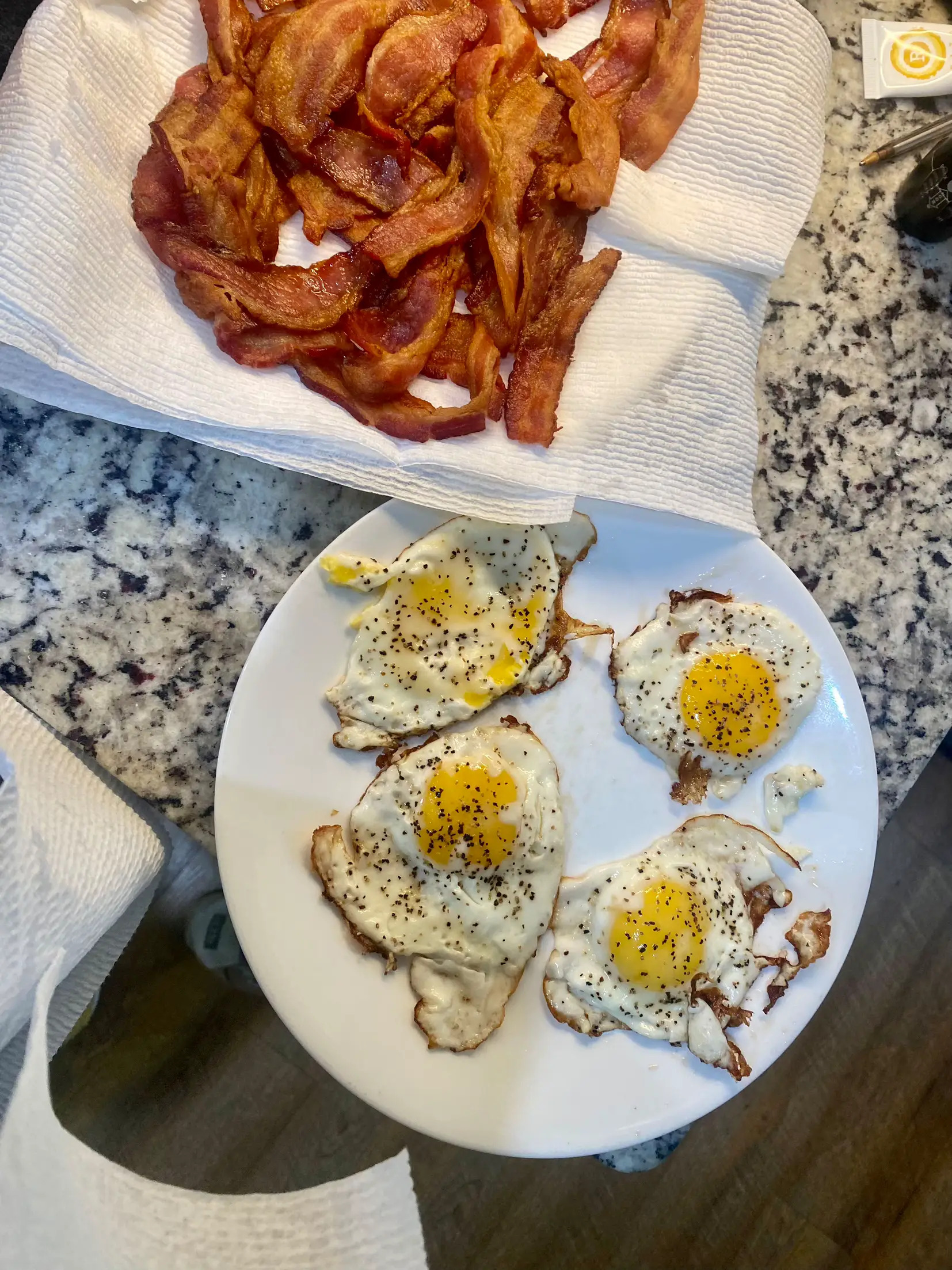 Crispy edged fried eggs | วิดีโอที่เผยแพร่โดย Chef Kelly | Lemon8