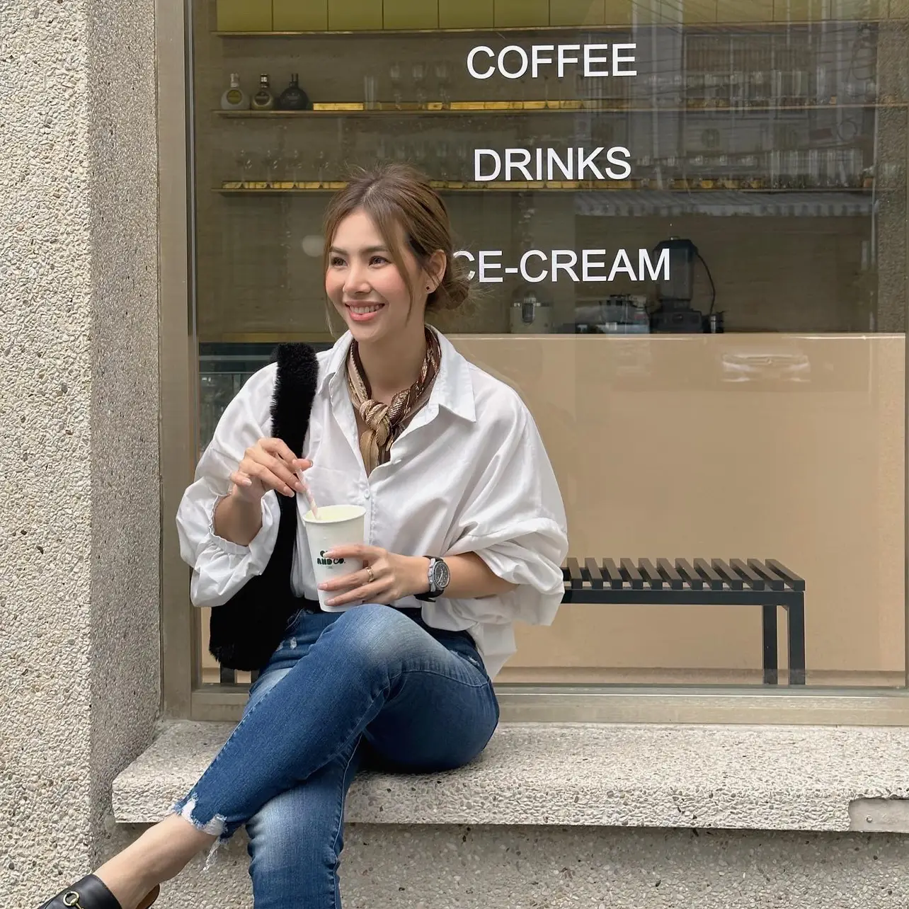 รีวิว OURS Space กลางซอยเจริญนคร 10 | แกลเลอรีที่โพสต์โดย Smint Palita | Lemon8